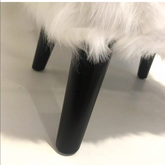 Tainoki Fine Furniture | Other | New Tainoki White Faux Fur Storage ...